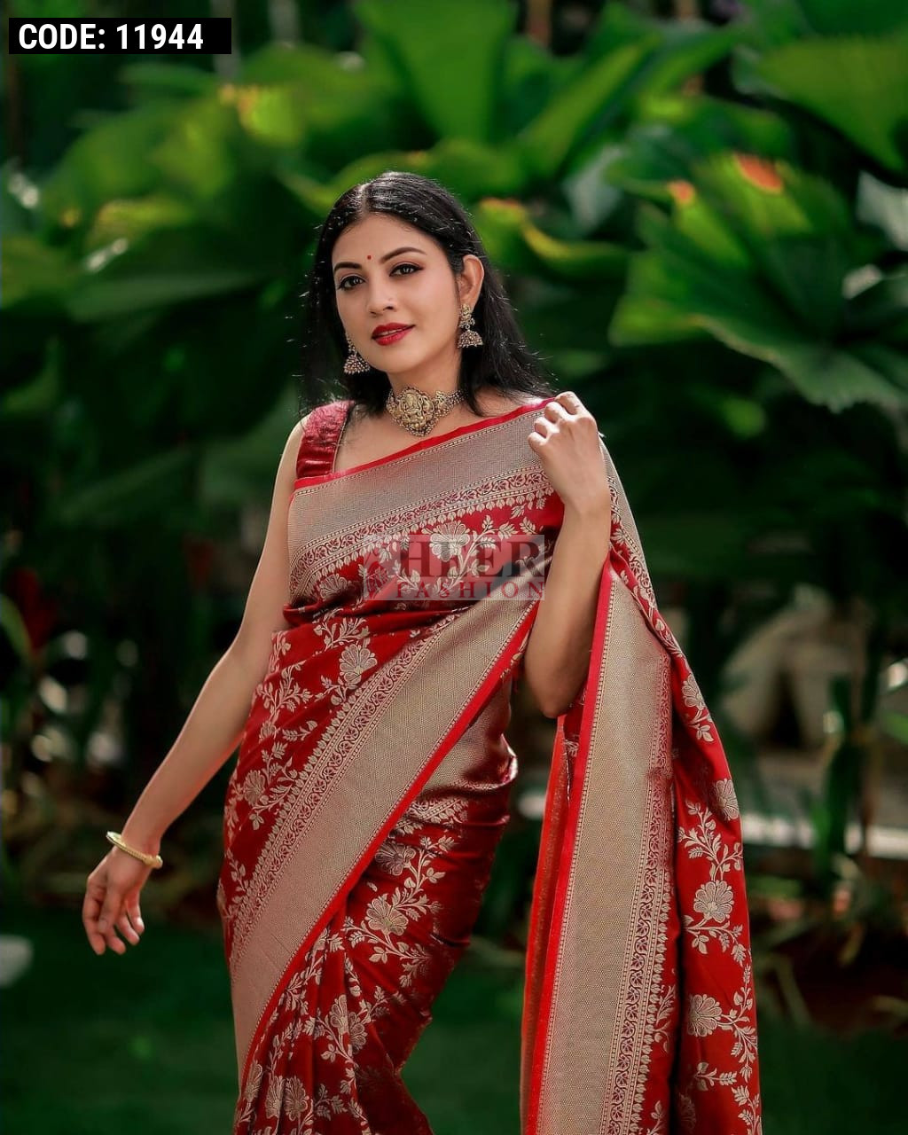 Red color kanchipuram silk saree with zari woven work