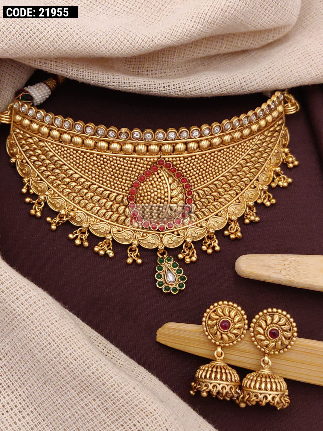 Golden Choker Necklace Set In Embossed Detailing