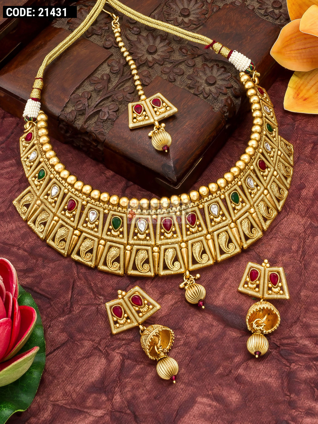 Golden Choker Necklace Set In Embossed Detailing